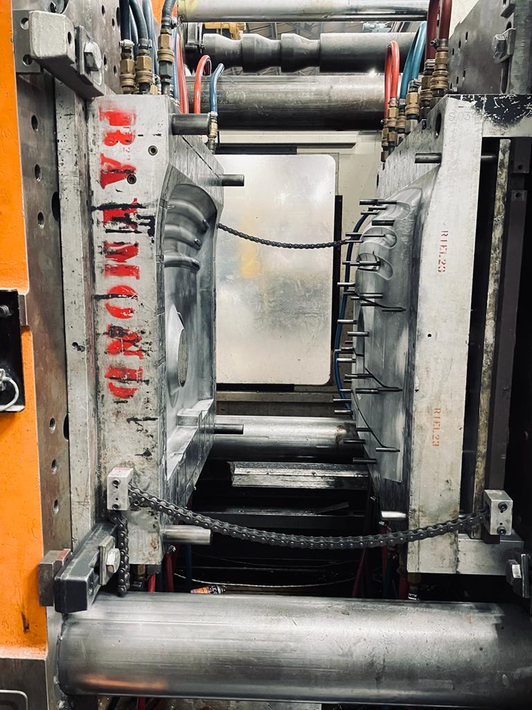 USED CINCINNATI 900 TON INJECTION MOULDING MACHINE – ASSK Machinery Canada